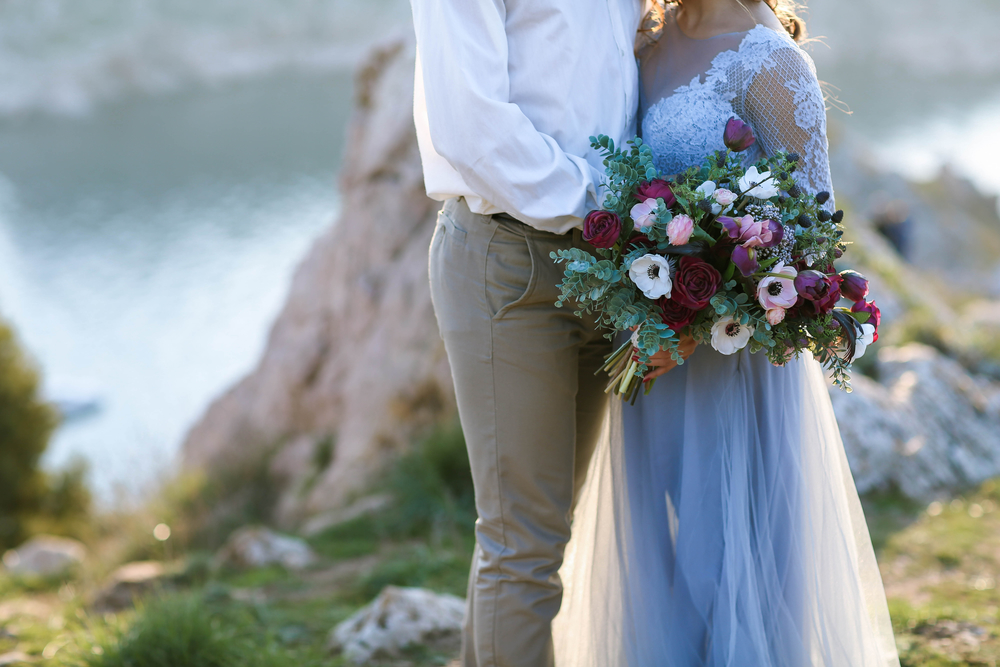 Staging – Bride and groom posing on outdoor wedding photosession ...